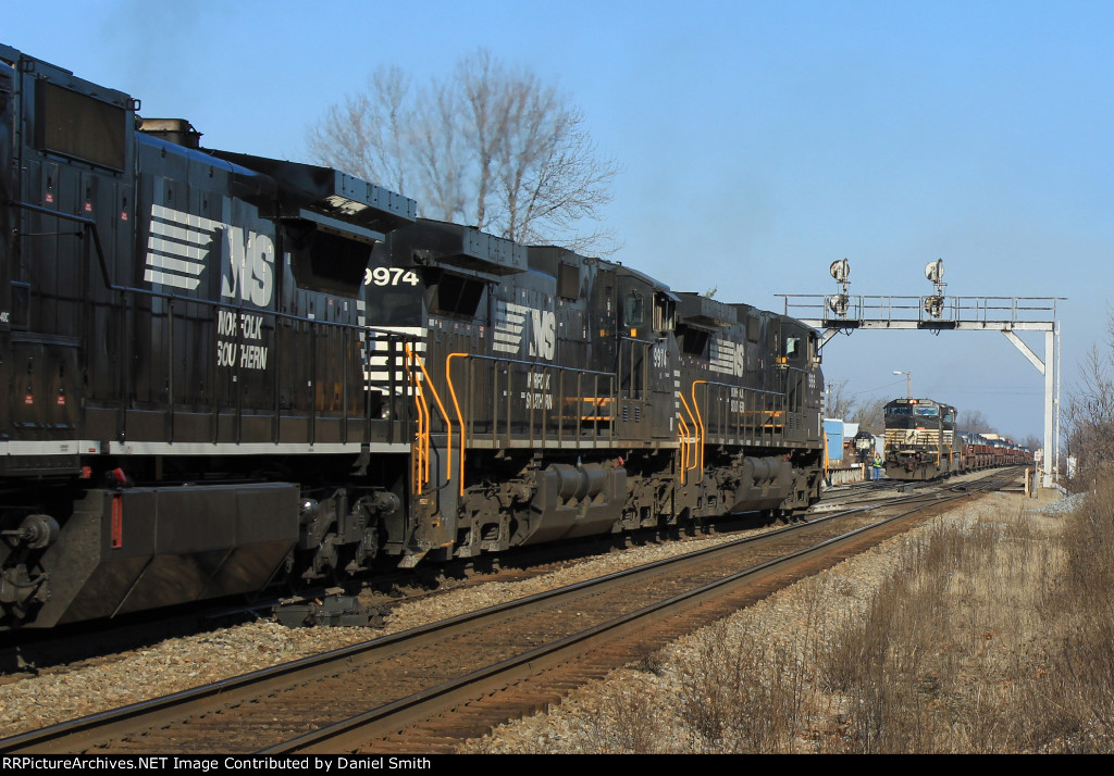 NS 216 Intermodal meets southbound 61A